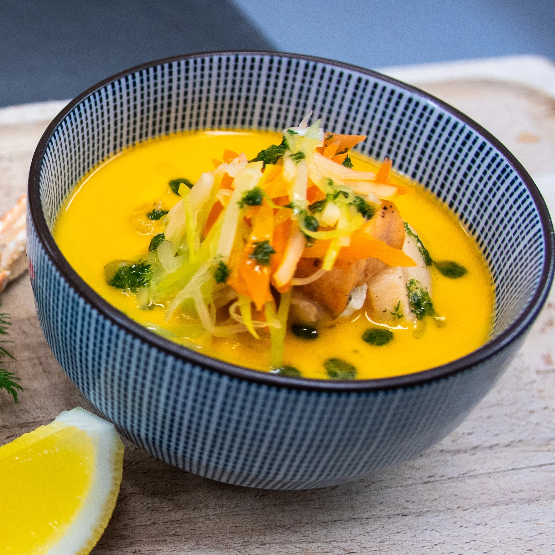 Sjømatbarens Skalldyrsuppe m kamskjell, reker og fiskebiter - Gutta Fra ...